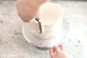 How to Smooth Frost a Cake and How to Get Sharp Buttercream Edges ...