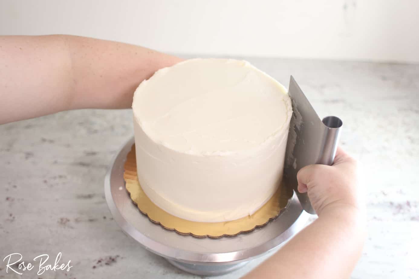 How to Smooth Frost a Cake and How to Get Sharp Buttercream Edges ...