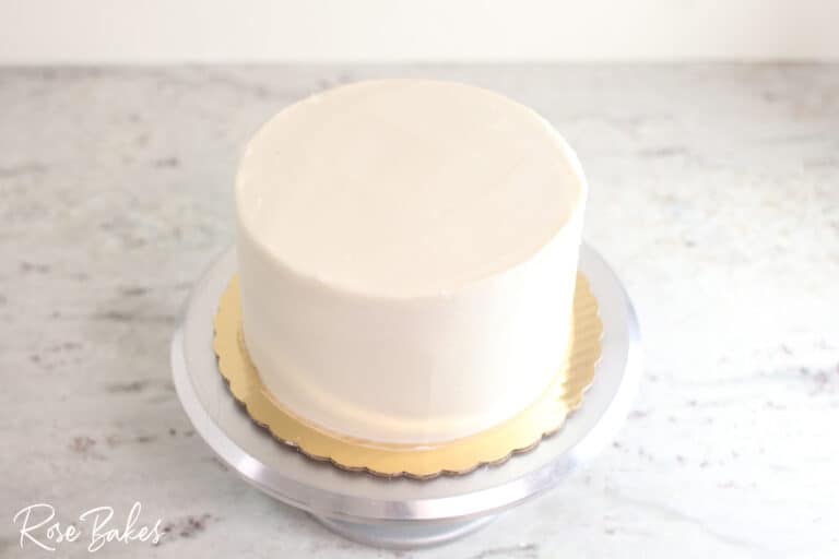 How to Smooth Frost a Cake and How to Get Sharp Buttercream Edges ...