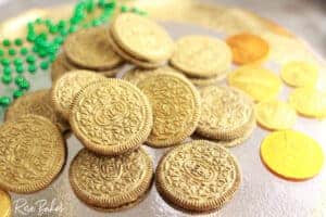 Easy Edible Gold OREOS for St. Patrick's Day (Tutorial & Video)