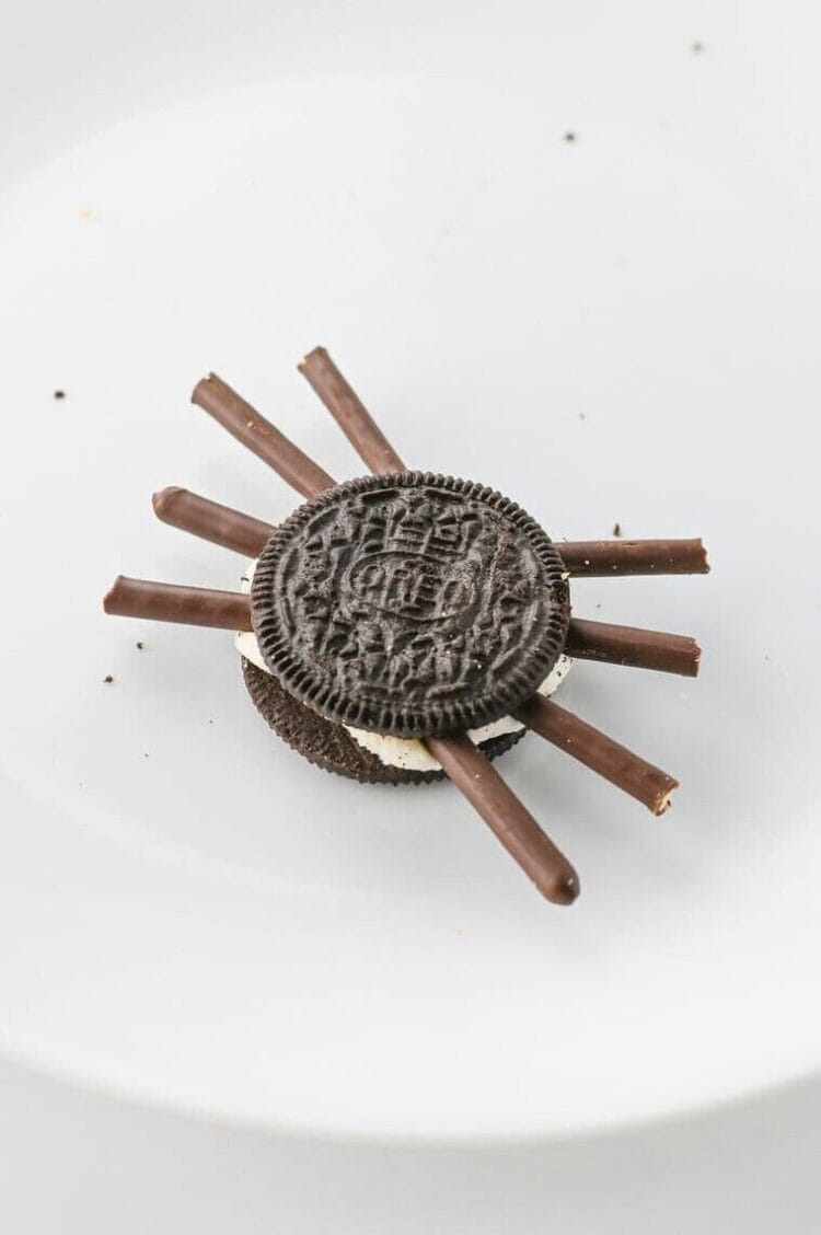 Easy OREO Spiders (4-Ingredient Halloween Cookies)
